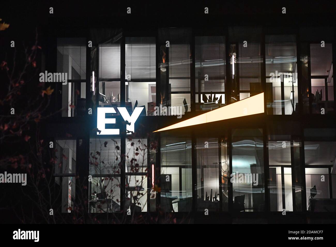 Ey offices hi-res stock photography and images - Alamy