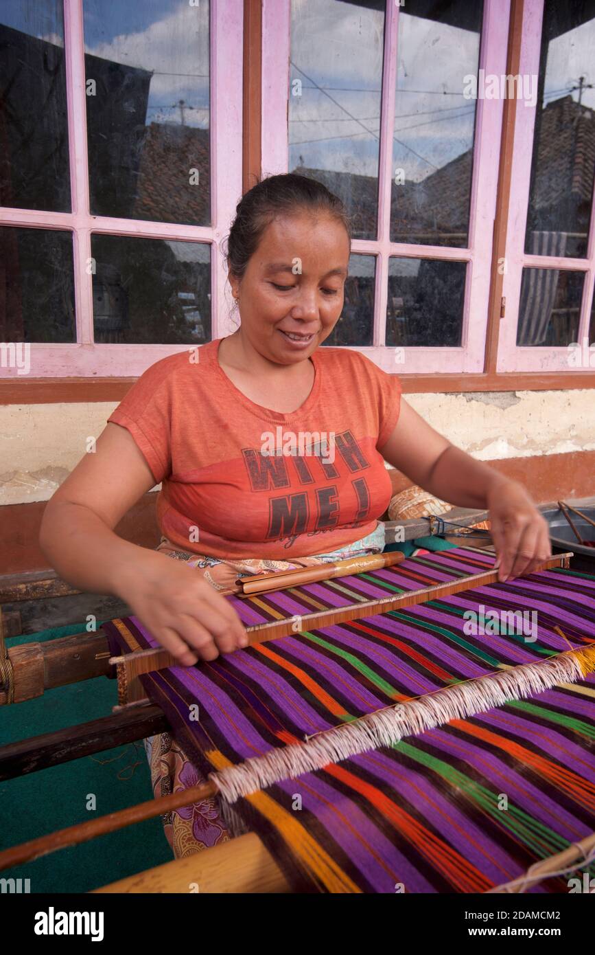 Backstrap loom hi-res stock photography and images - Alamy