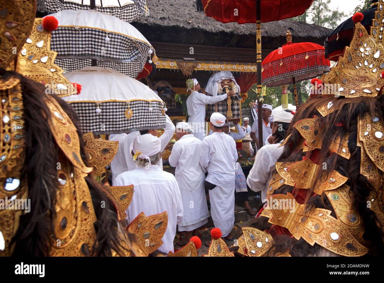 Balinese templegoers in festive attire t Sakenan temple, Bali ...