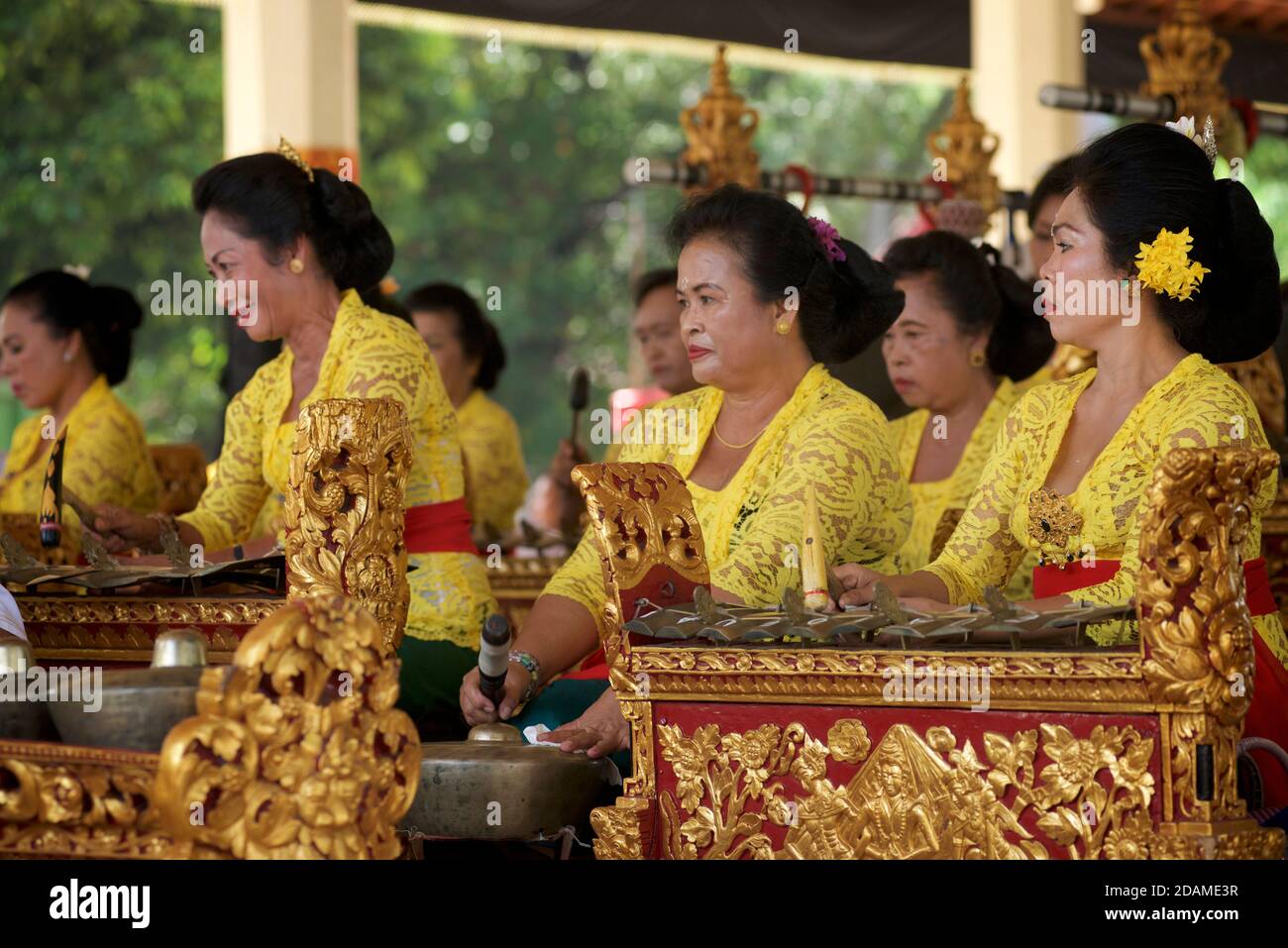 Indonesia bali gamelan traditional indonesian hi-res stock photography ...