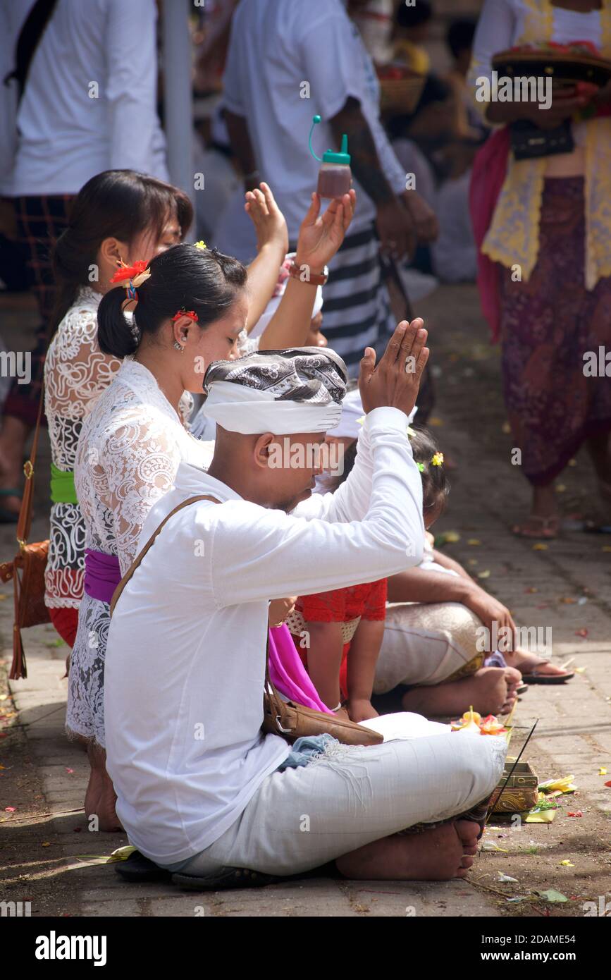 Balinese templegoers in festive dress for celebrations to mark Galungan ...