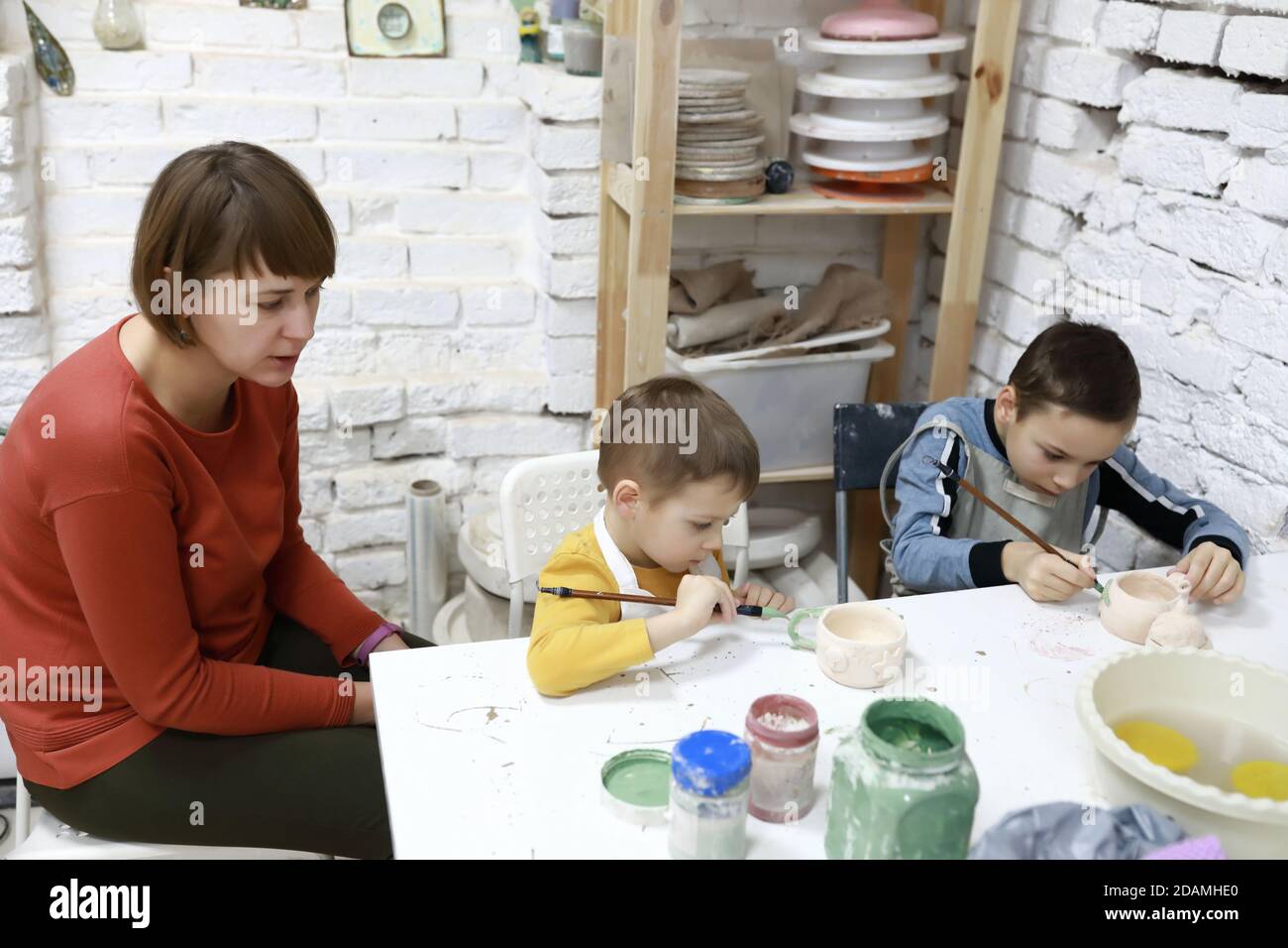 Making clay pots family hi-res stock photography and images - Alamy