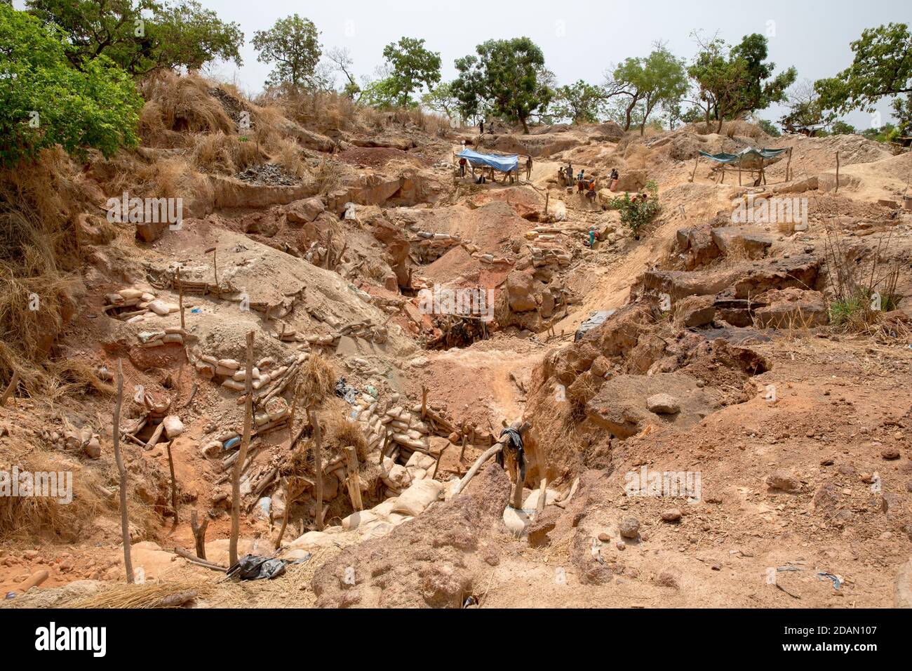 Selingue, Mali, 28th April 2015; Faraba gold mine. people come from all ...