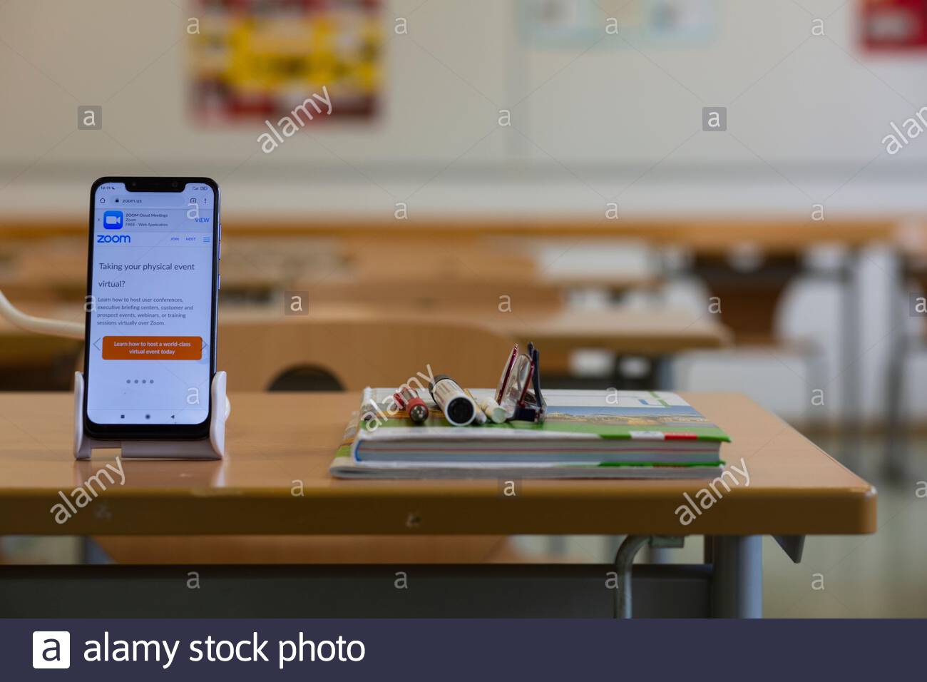 Zoom meeting in an office hi-res stock photography and images - Alamy