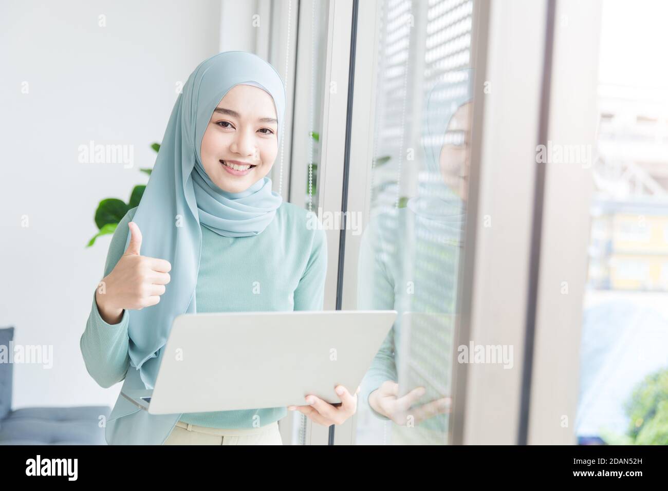 Laptop arab hi-res stock photography and images - Alamy