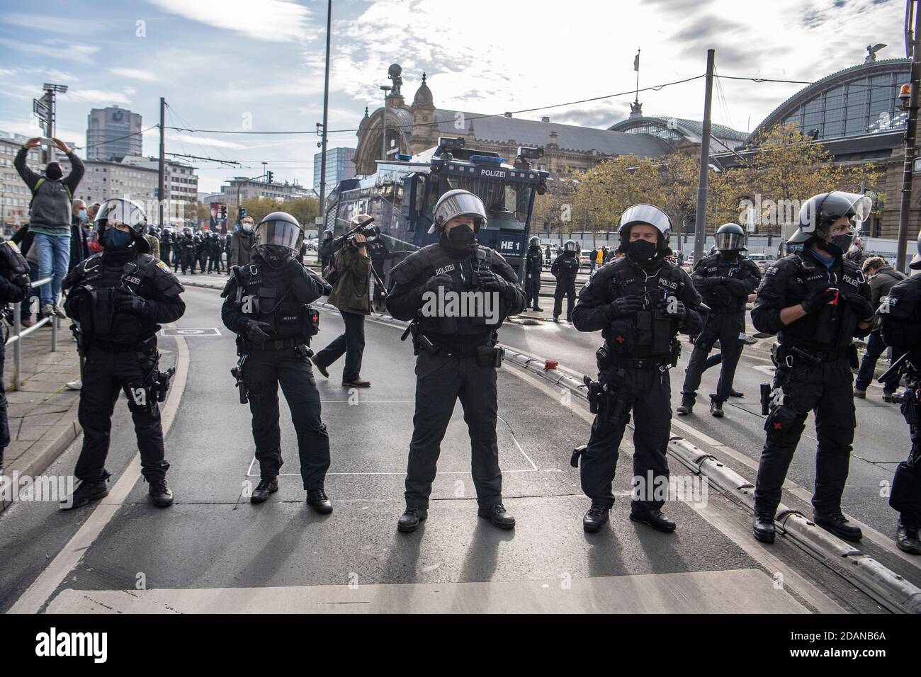 14 November 2020, Hessen, Frankfurt/Main: Policemen secure the "Lateral ...