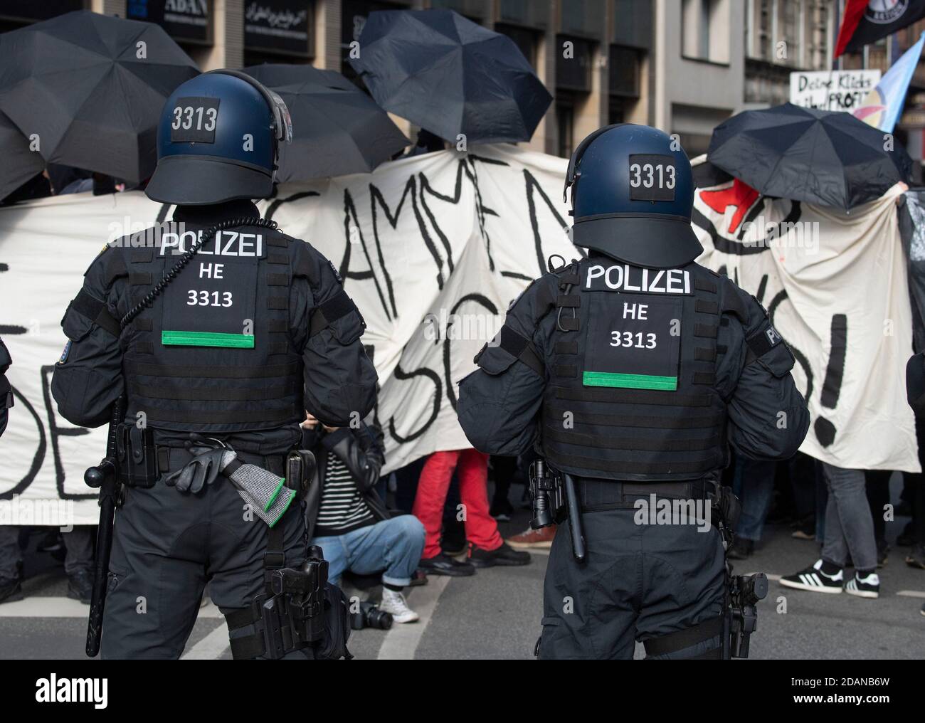 14 November 2020, Hessen, Frankfurt/Main: Opponents of the "lateral ...