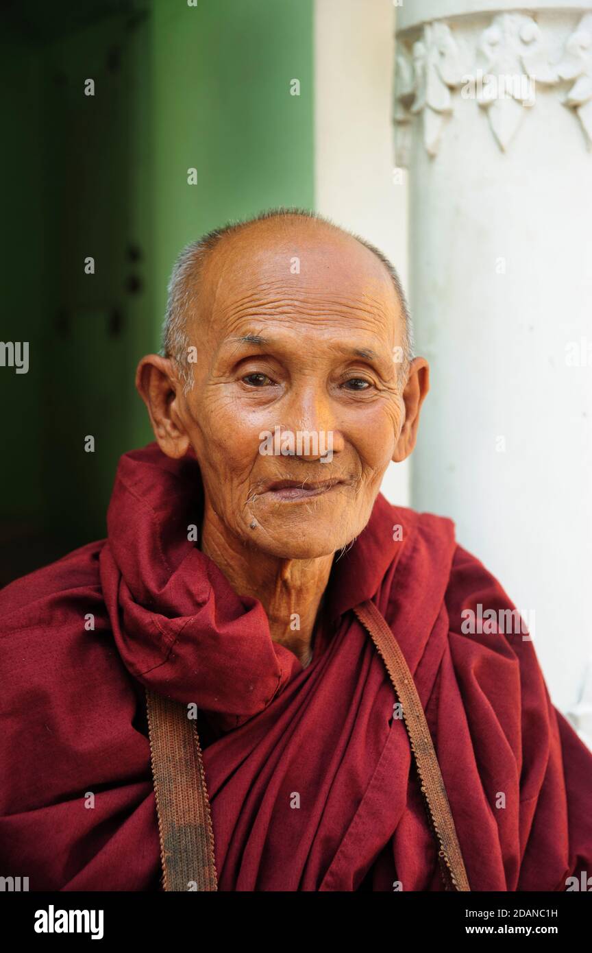 Portrait of an smiling elderly Buddhist Burmerse monk at the Shwedagon ...