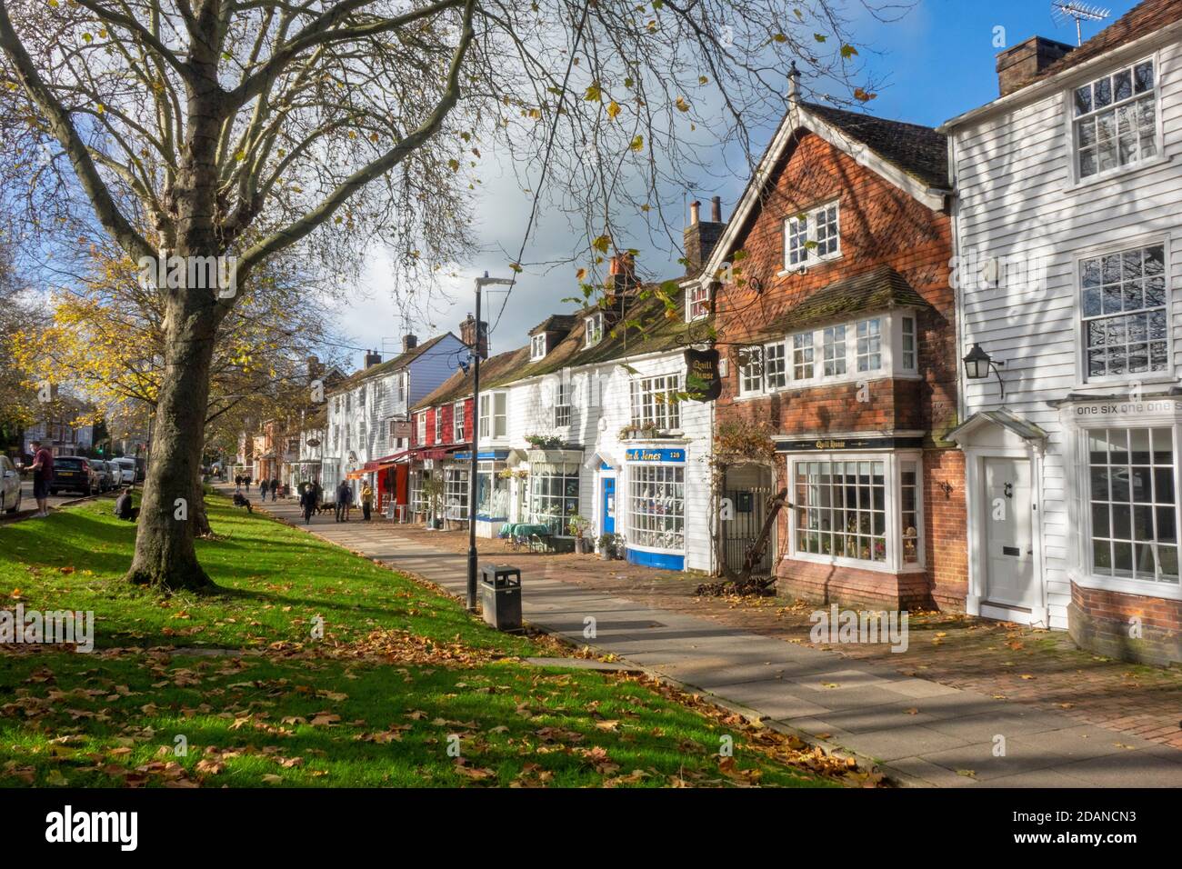 Tenterden High Street, the picturesque wide pavement with elegant shops ...