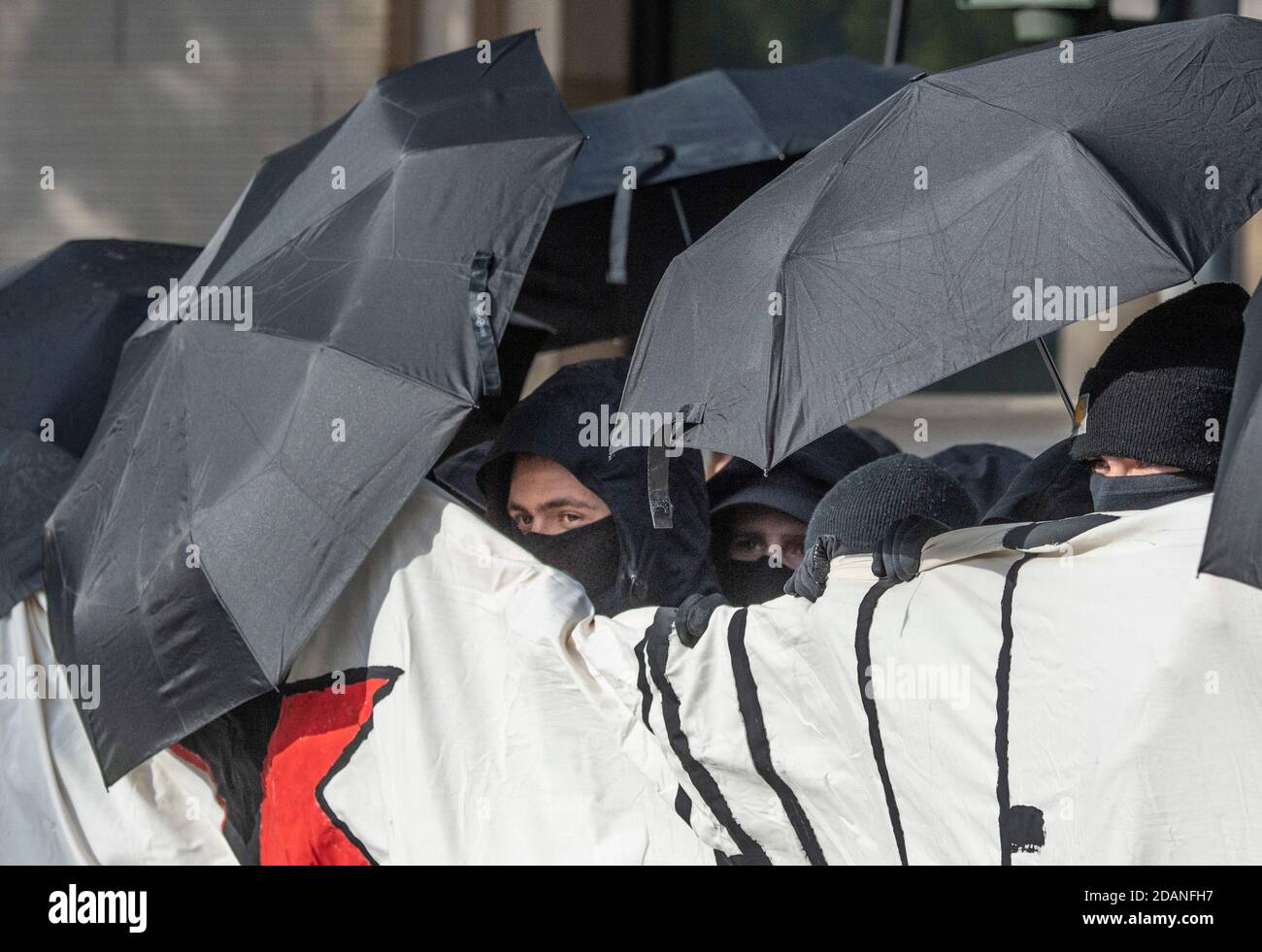 14 November 2020, Hessen, Frankfurt/Main: Opponents of the "lateral ...