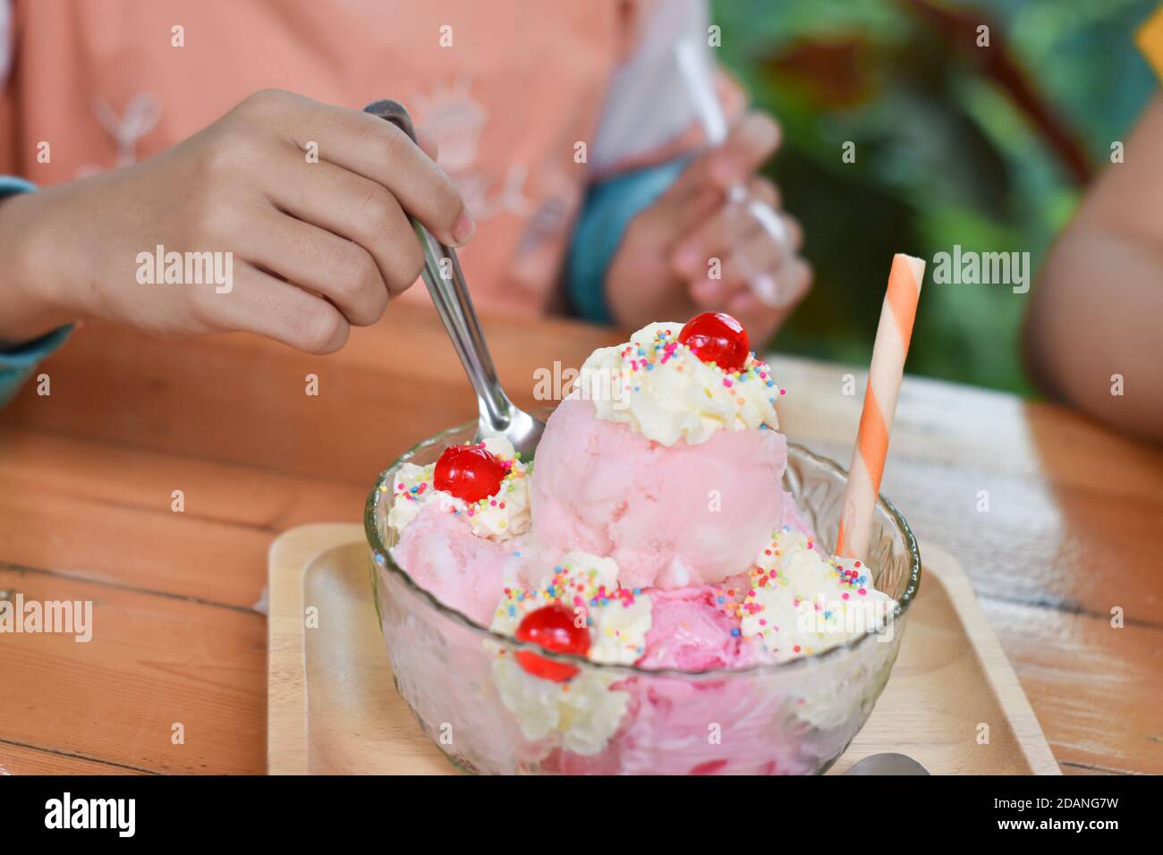 Hand holding ice cream cup hi-res stock photography and images - Alamy