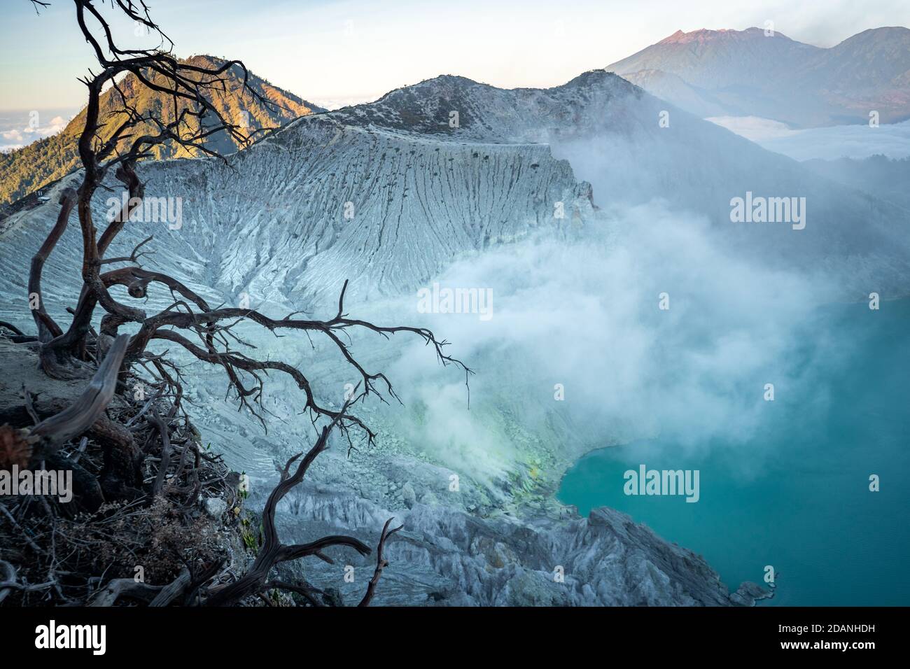 sulfur mining in the vulcano ijen indonesia Stock Photo - Alamy