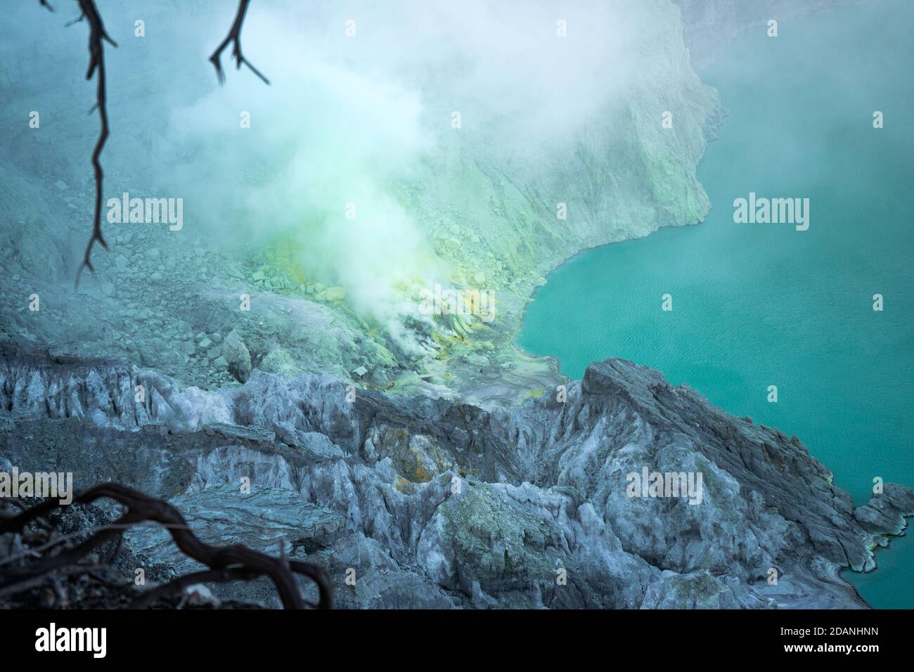 sulfur mining in the vulcano ijen indonesia Stock Photo - Alamy