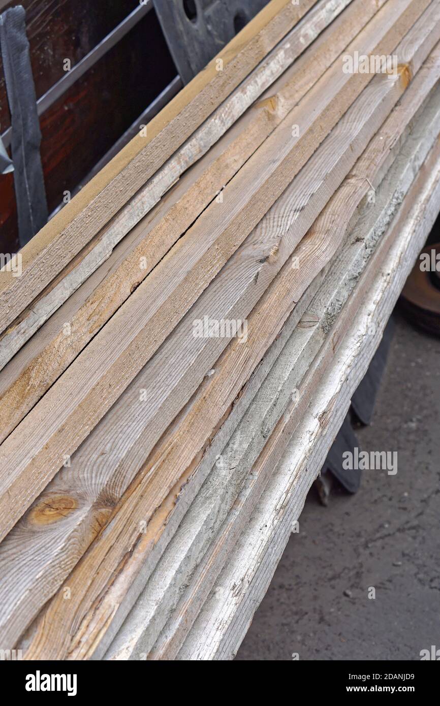Long wood plank boards lumber construction material Stock Photo - Alamy