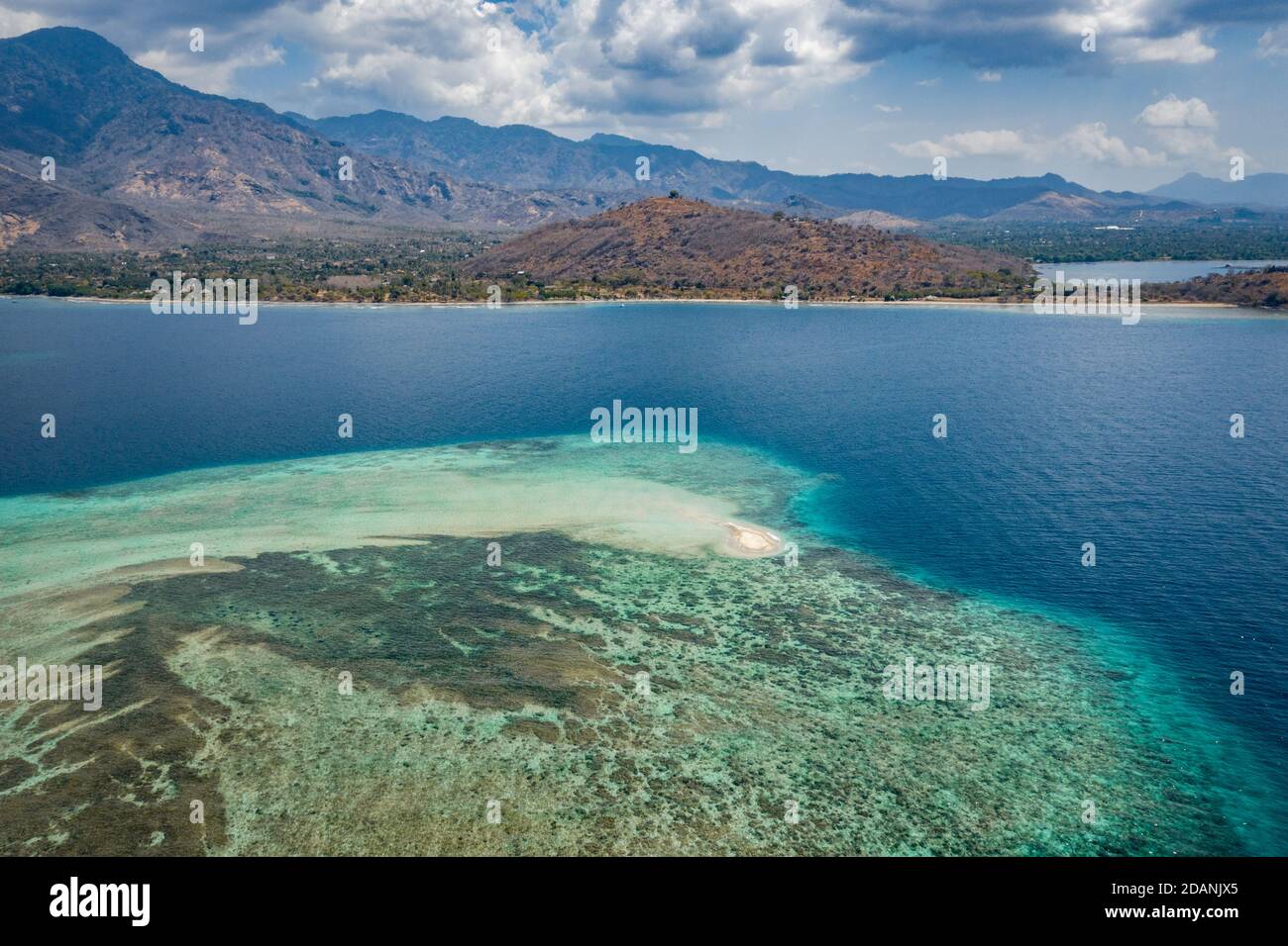 shallow spot in the ocean with white sand island Stock Photo - Alamy