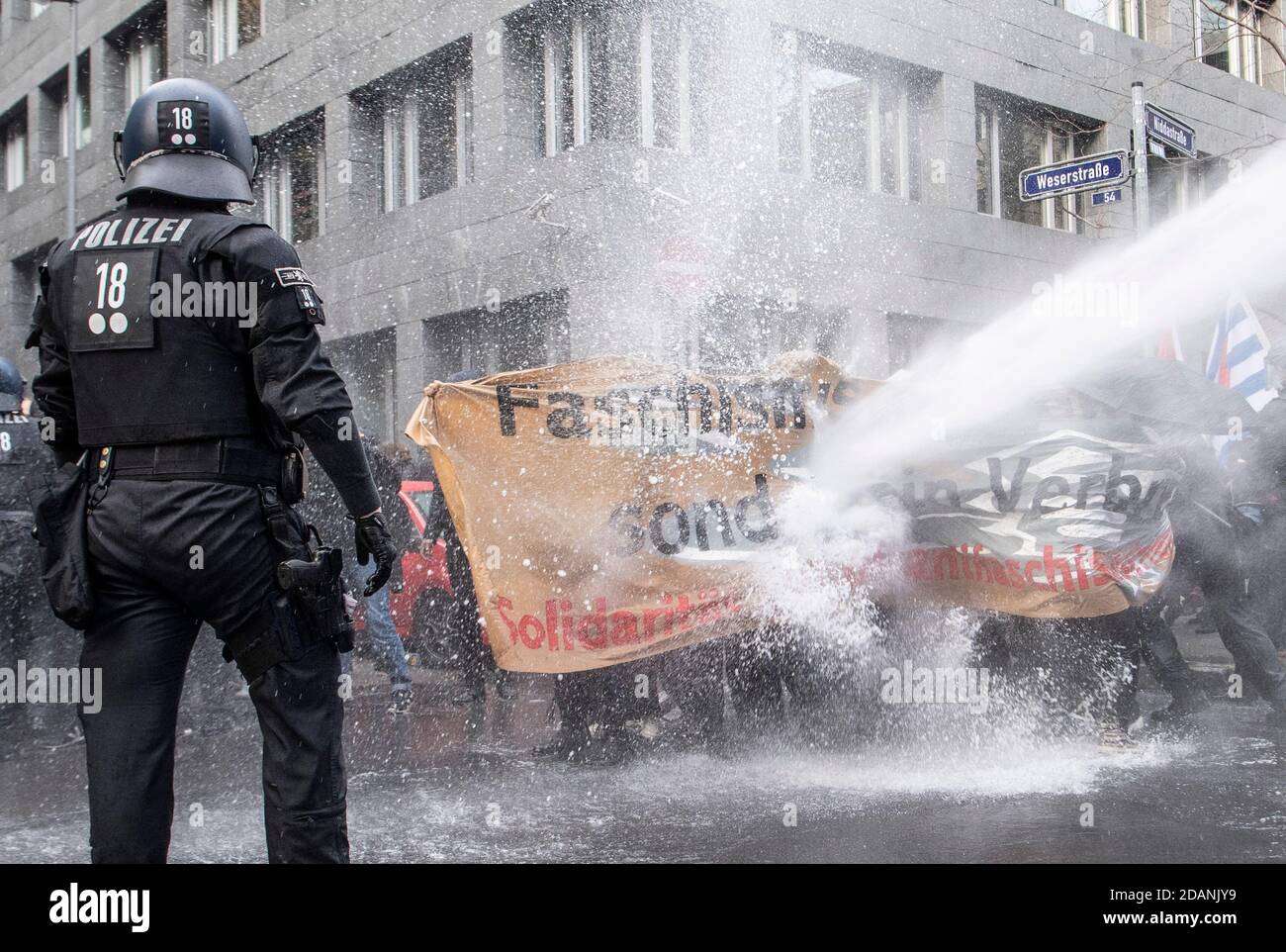 14 November 2020, Hessen, Frankfurt/Main: The police use a water cannon ...