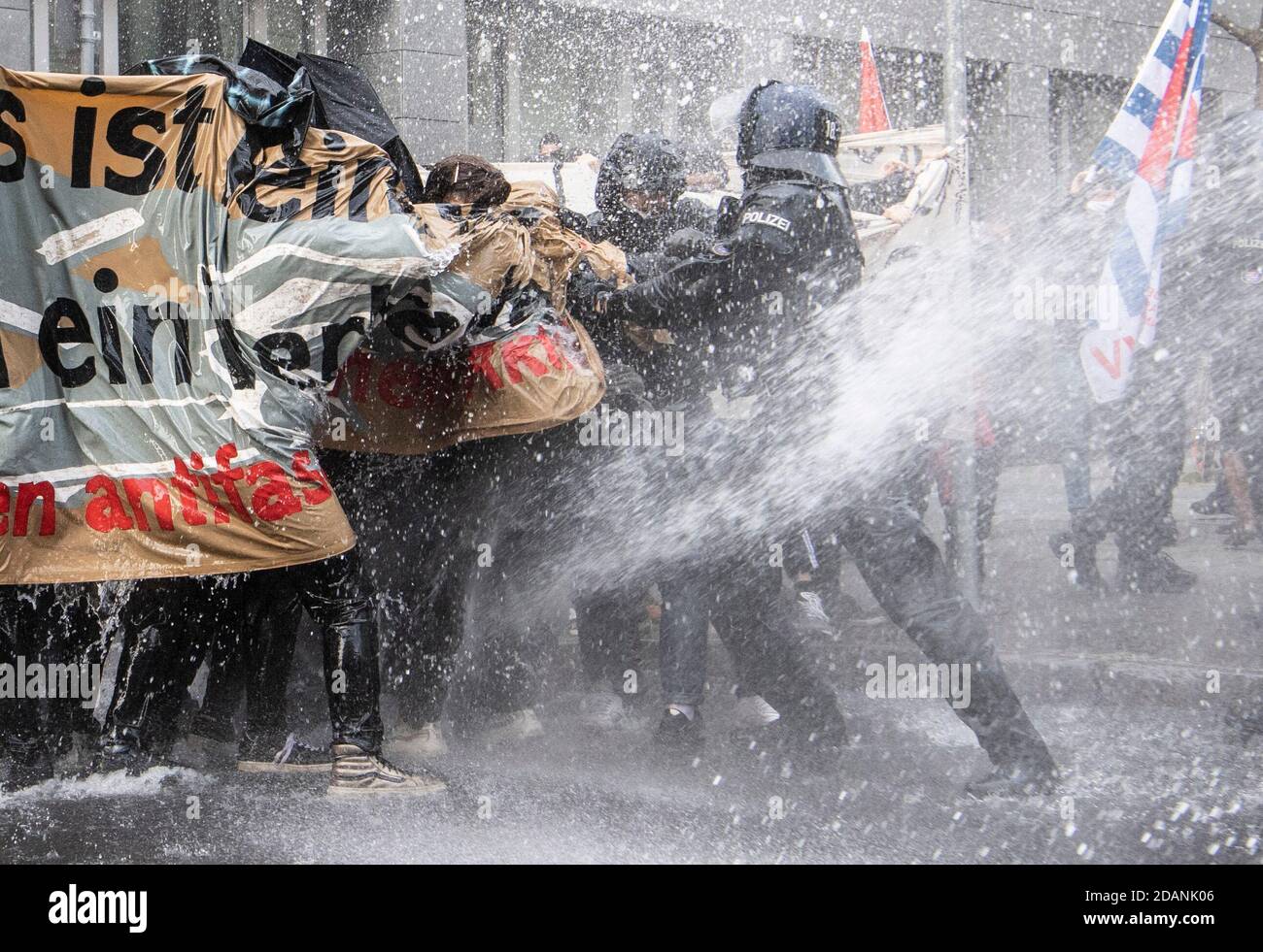 14 November 2020, Hessen, Frankfurt/Main: The police use a water cannon ...