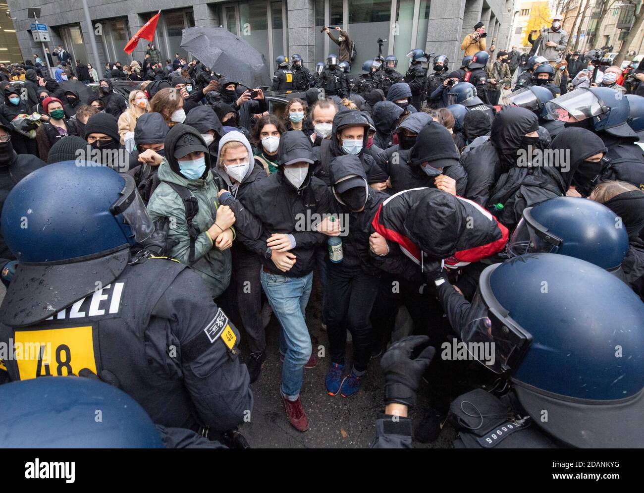 14 November 2020, Hessen, Frankfurt/Main: The police use a water cannon ...
