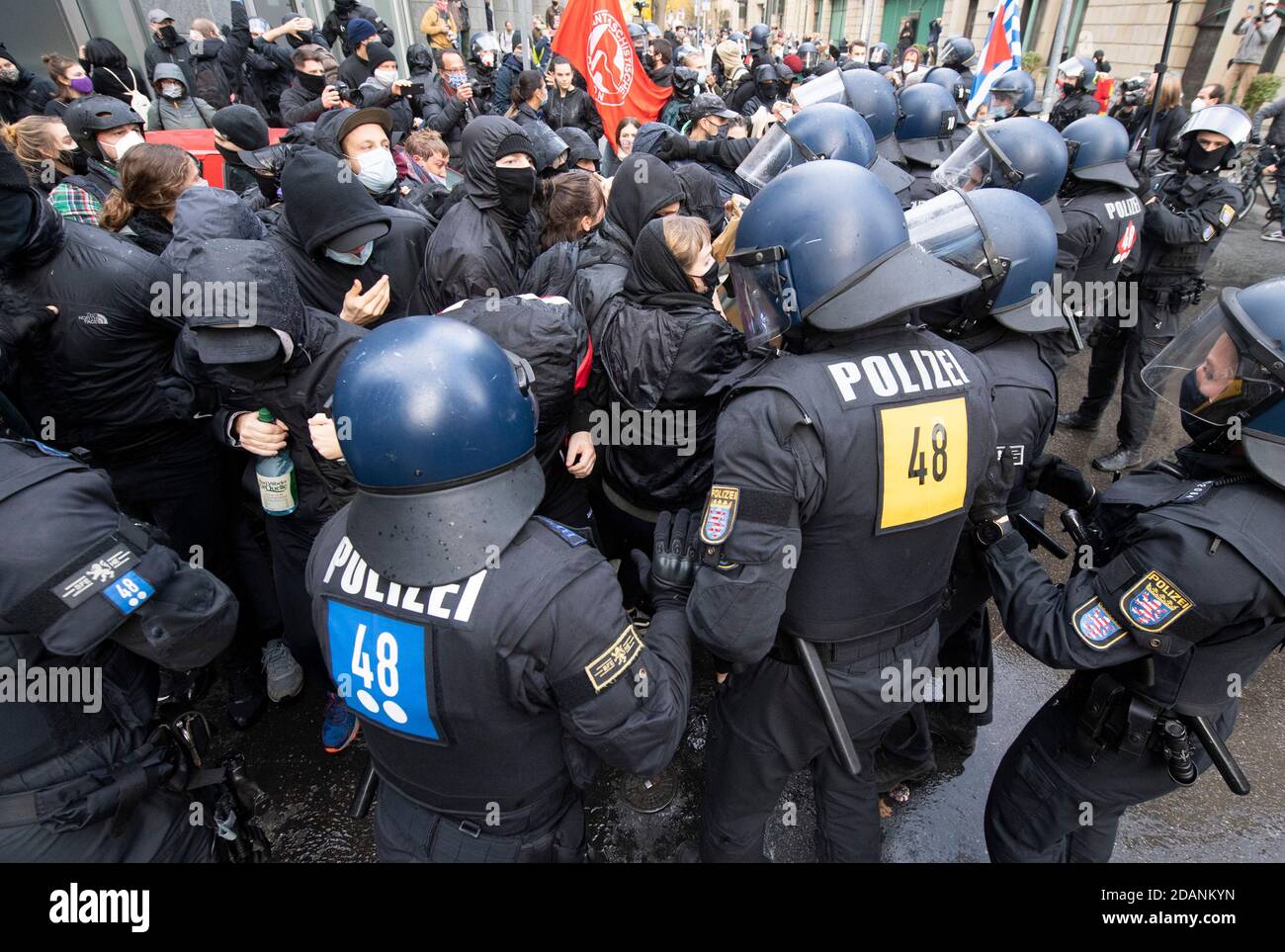 14 November 2020, Hessen, Frankfurt/Main: The police use a water cannon ...