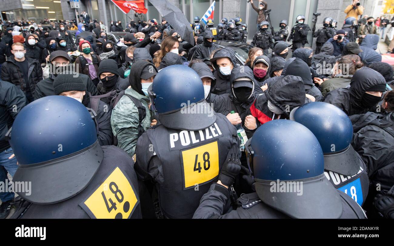 14 November 2020, Hessen, Frankfurt/Main: The police use a water cannon ...