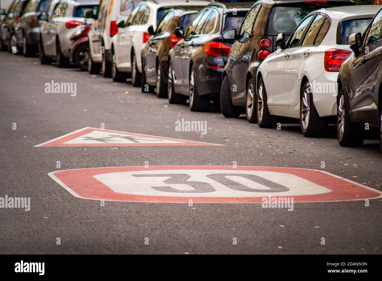 Sign of bicycle parking on street arrow hi-res stock photography and ...