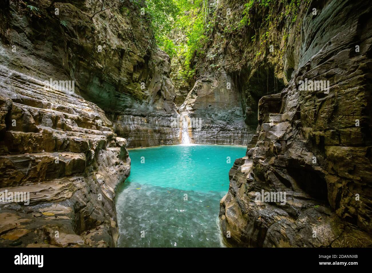 Beautiful turquoise lake waterfalls hi-res stock photography and images ...
