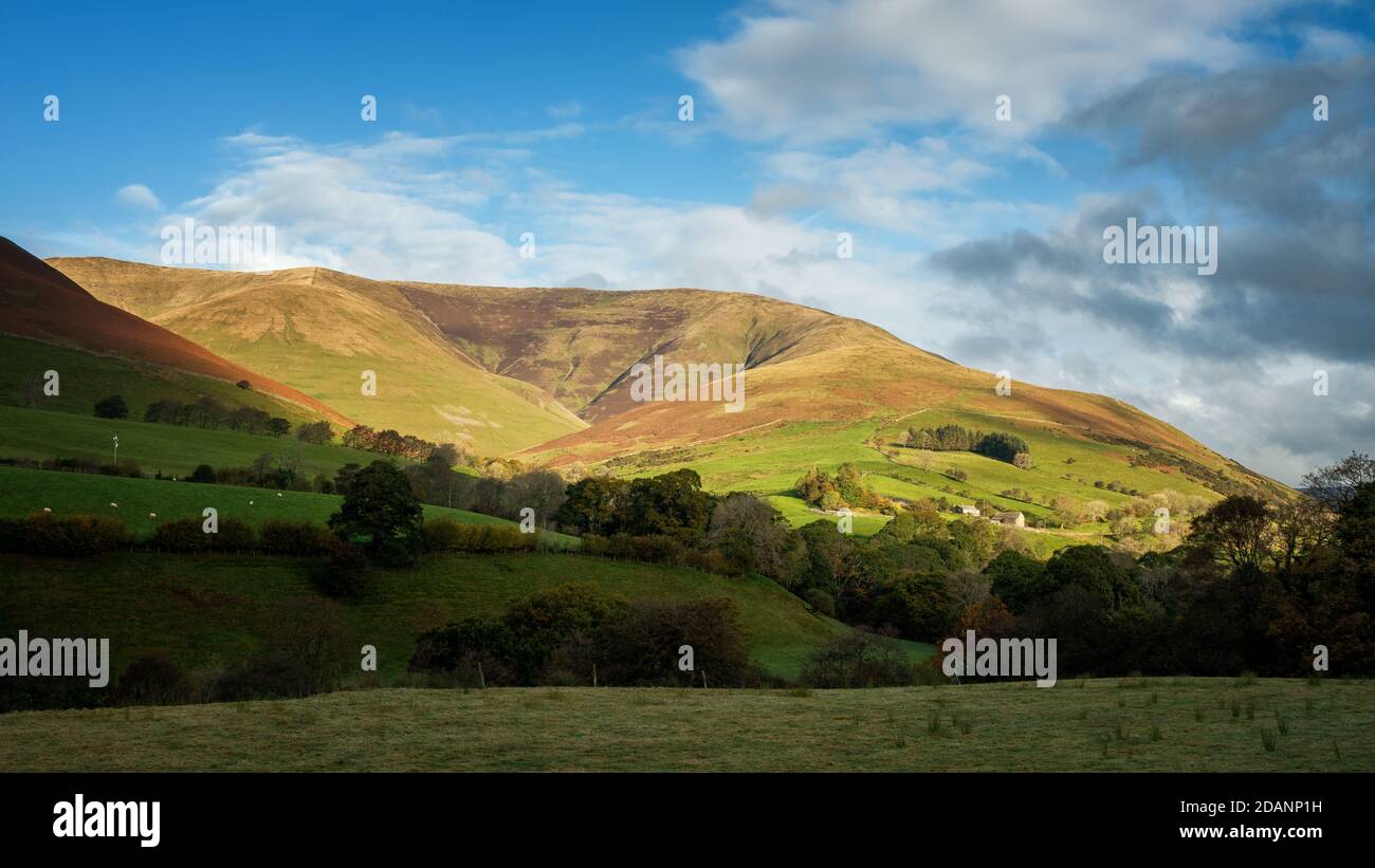 The velvet-backed, grassy Howgills looking stunning in sunshine ...