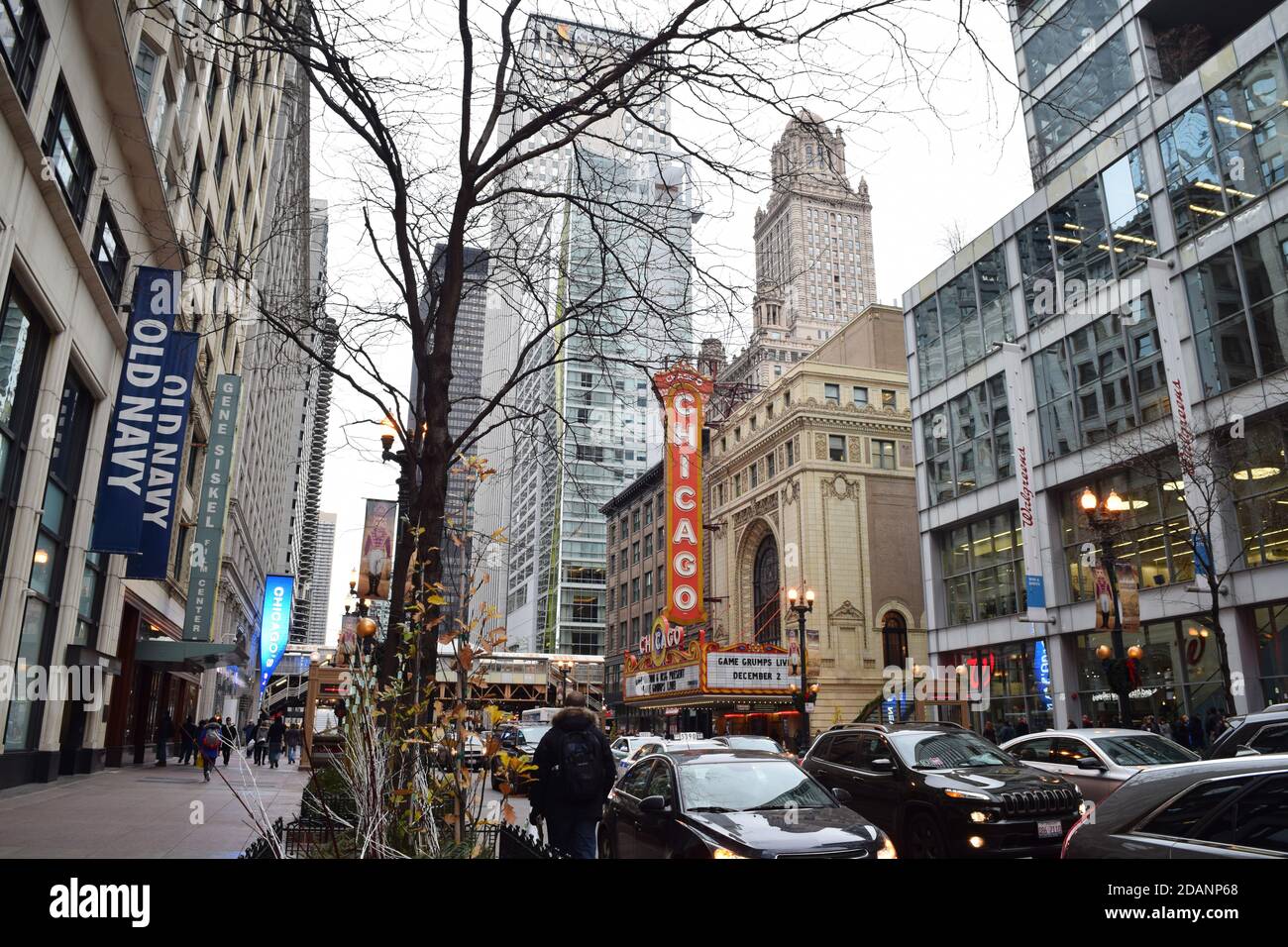 Cars on the shopping street in the city center of Chicago this cloudy ...