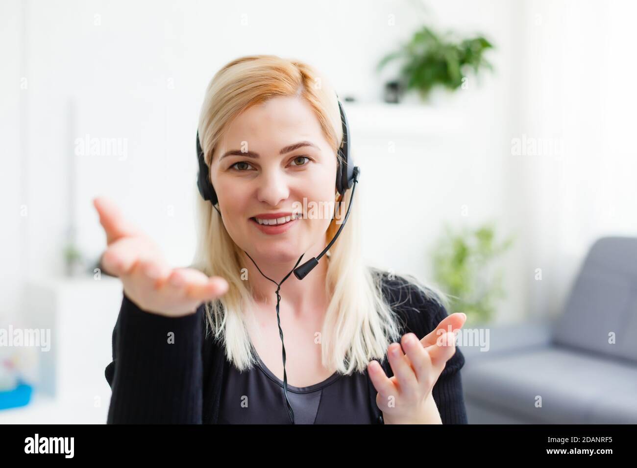 Headshot hello hi-res stock photography and images - Alamy