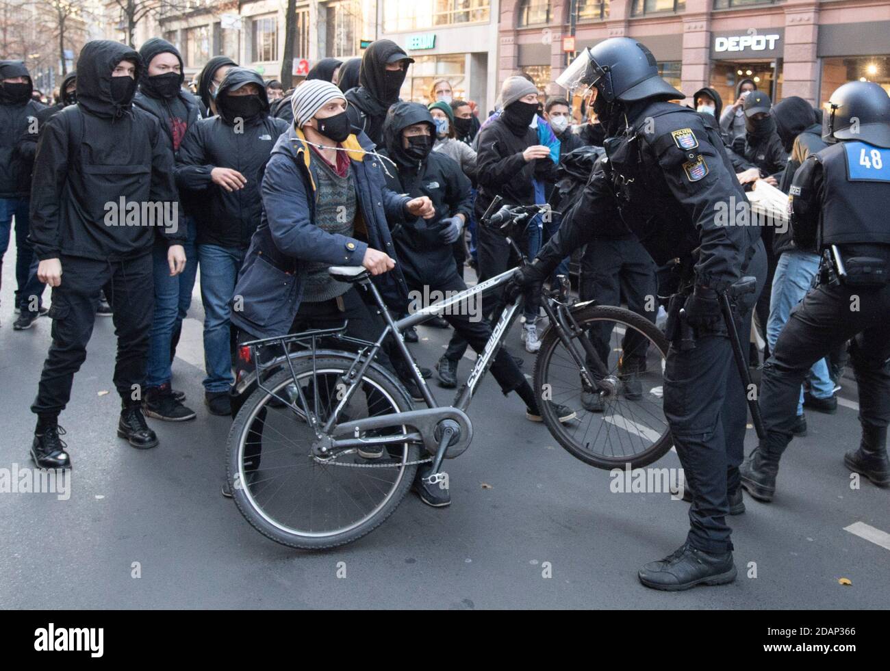 14 November 2020, Hessen, Frankfurt/Main: Skirmishes between police ...