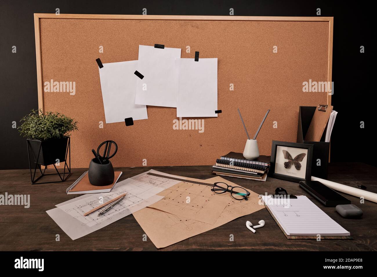 Messy office table hi-res stock photography and images - Alamy