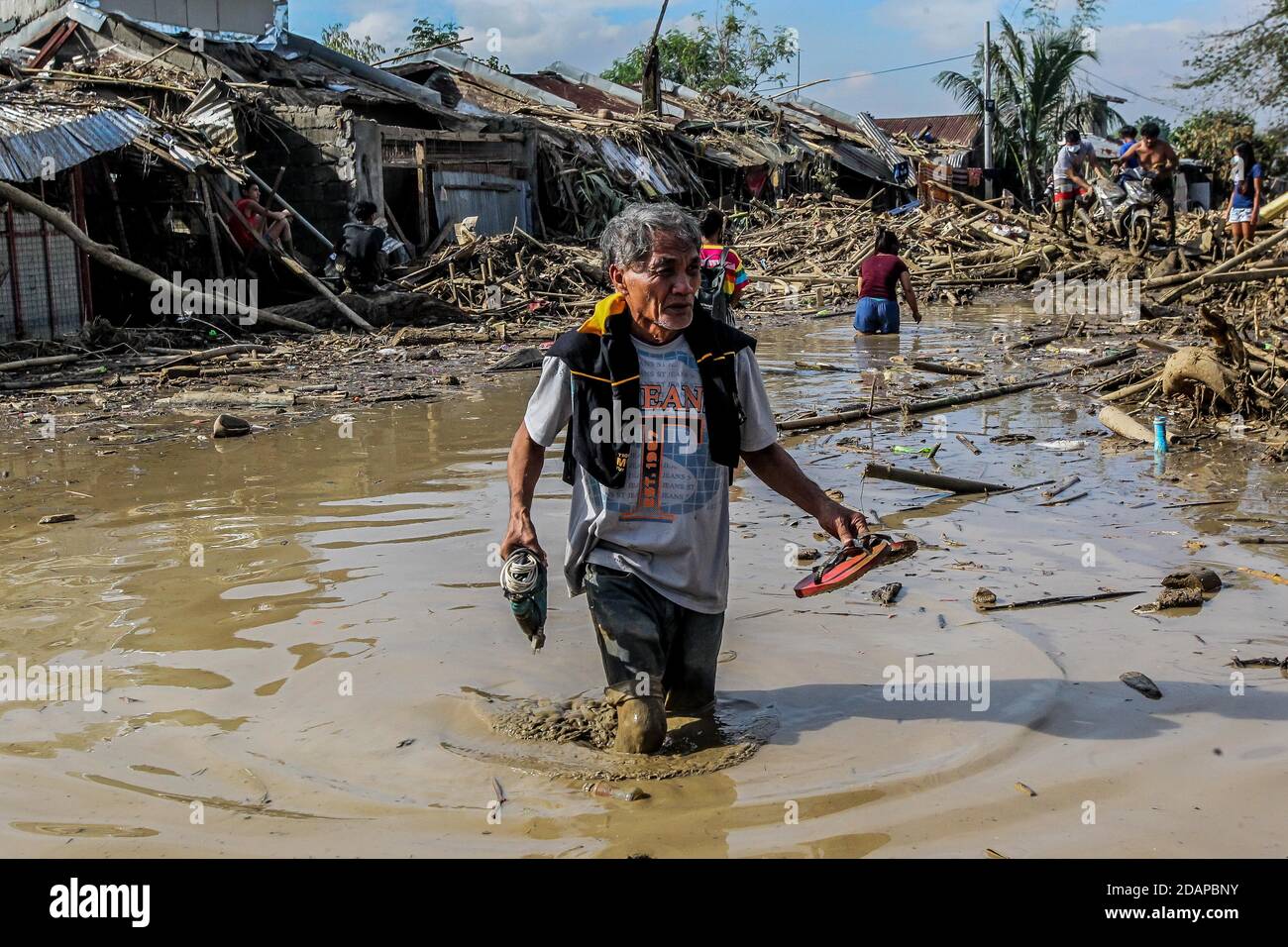 Rizal, Philippines. 14th Nov, 2020. Residents wade through knee-deep ...