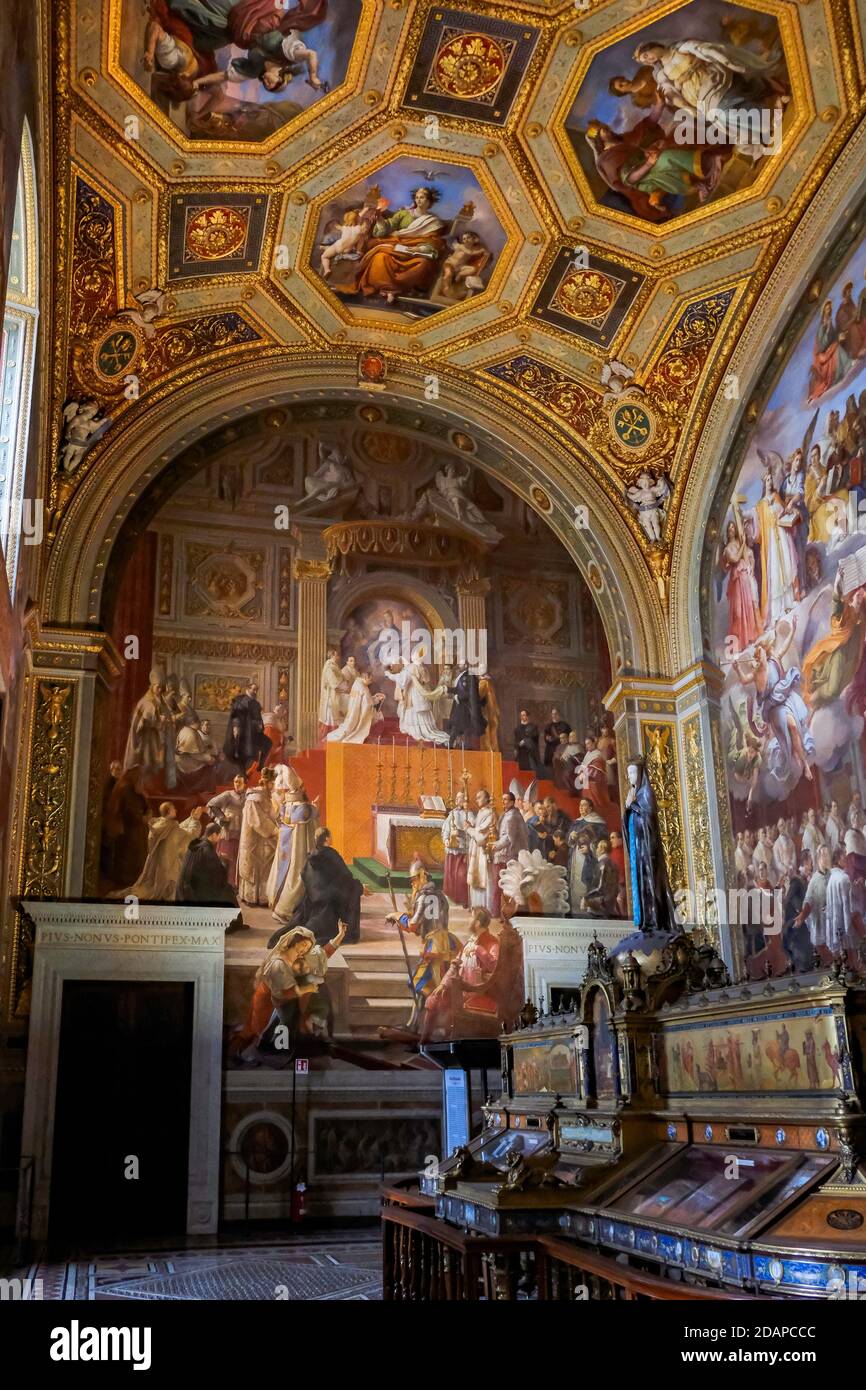 Details of the Beautiful Painting Ceiling - Stanze of Raphael (Raphael ...