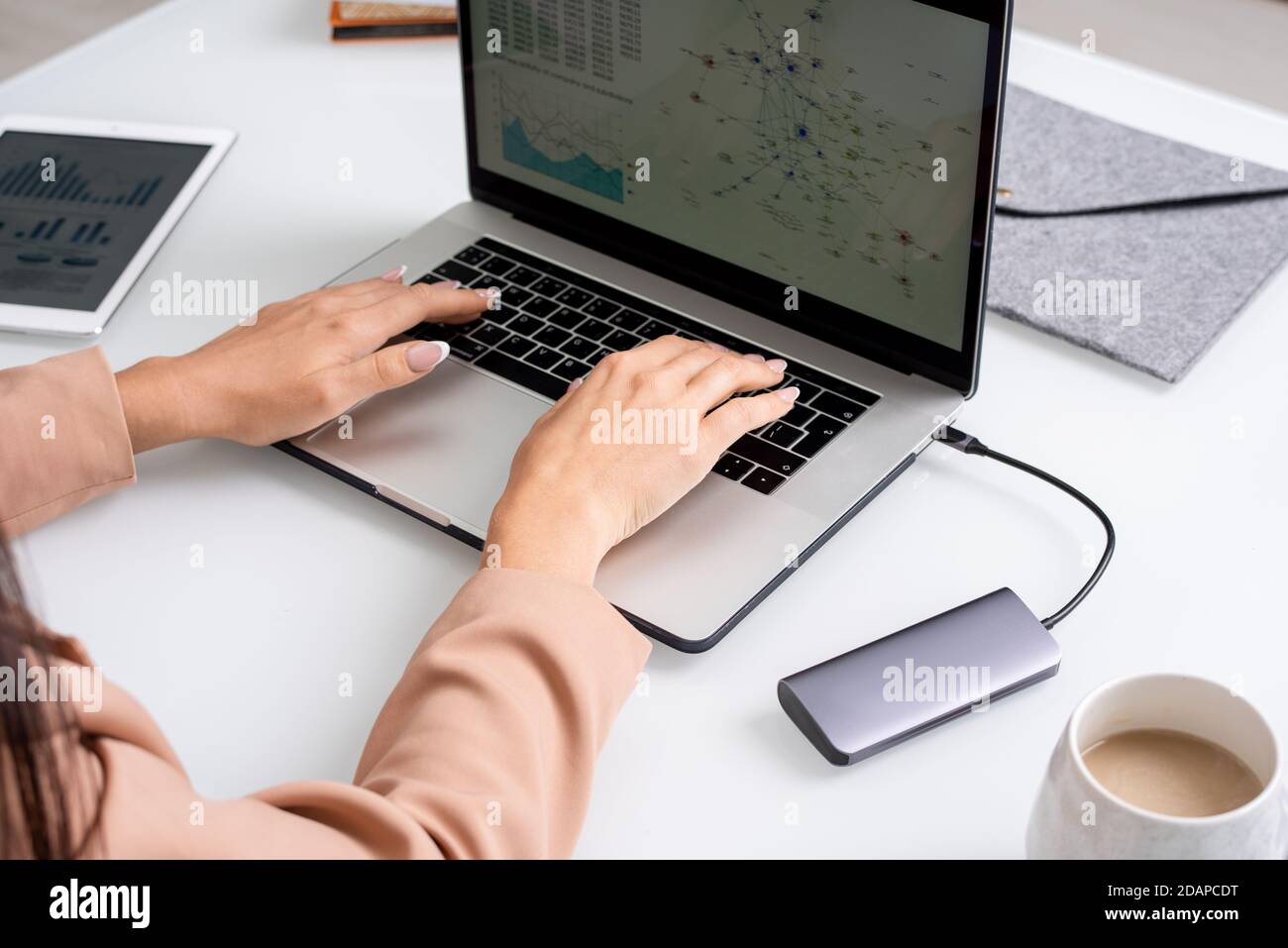 Hand keys table hi-res stock photography and images - Alamy