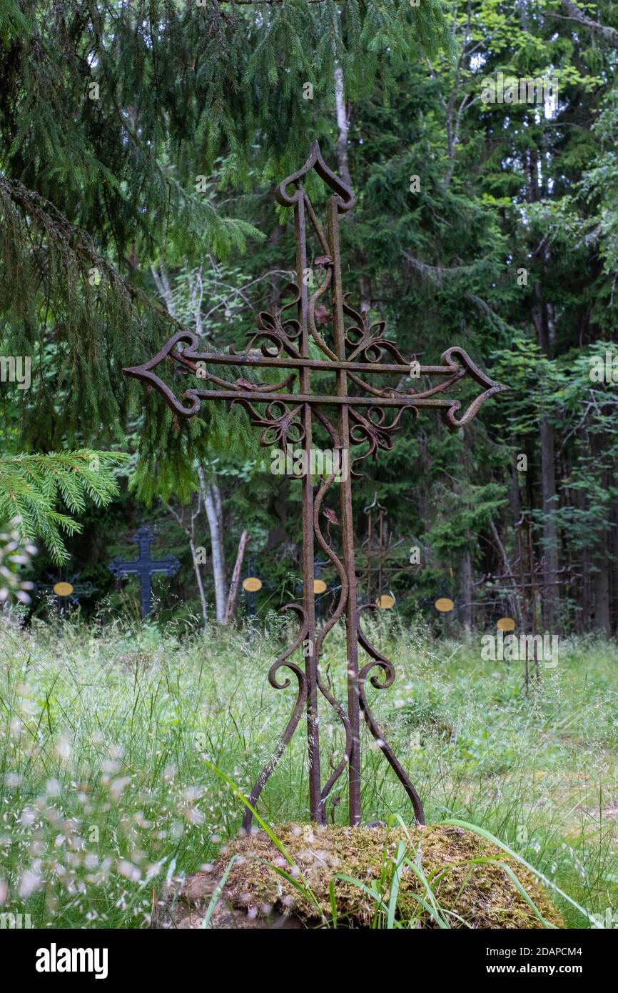 Metal cross on grave hi-res stock photography and images - Alamy