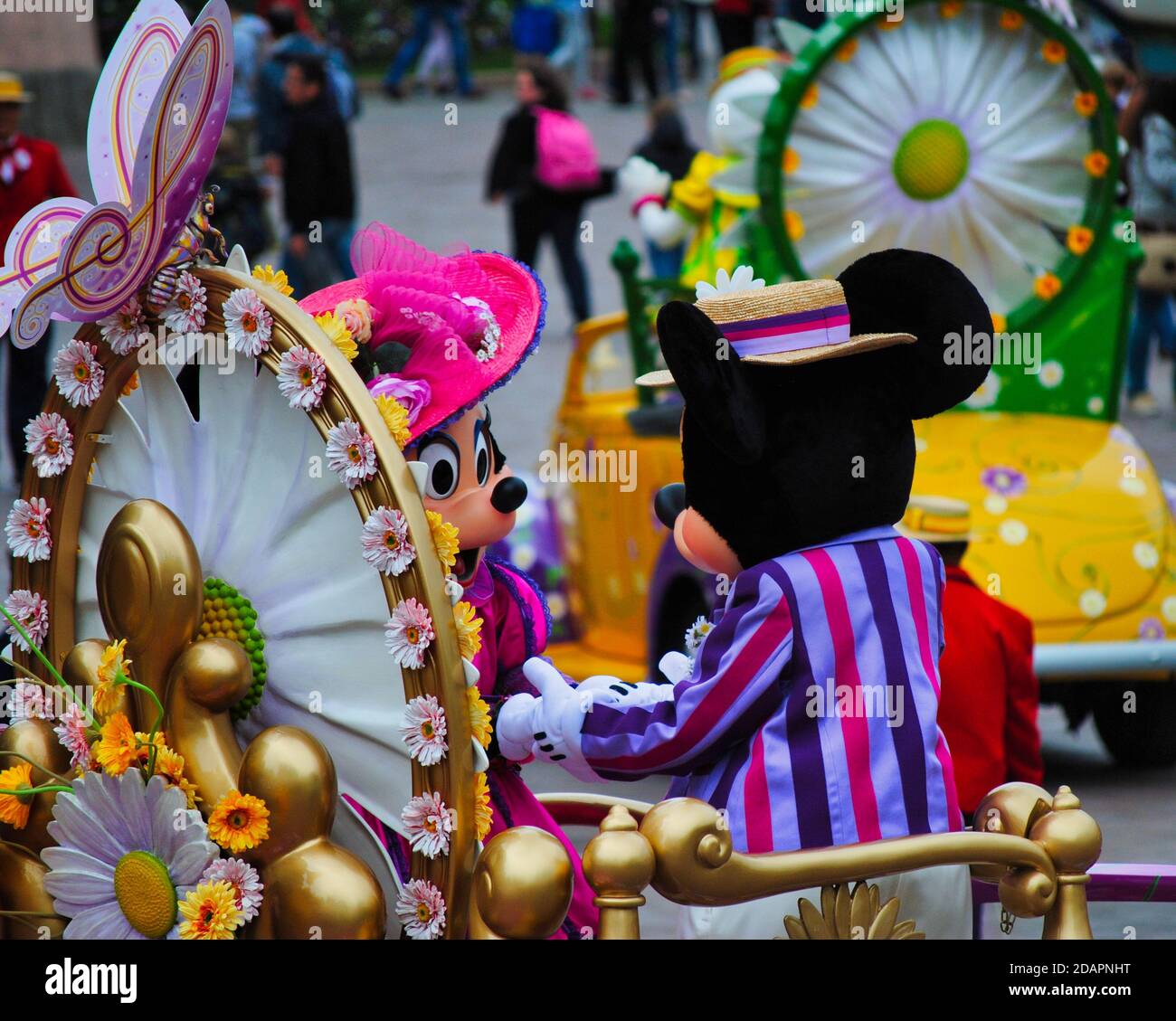 Mickey and Minnie Mouse in Disneyland, Paris Stock Photo - Alamy