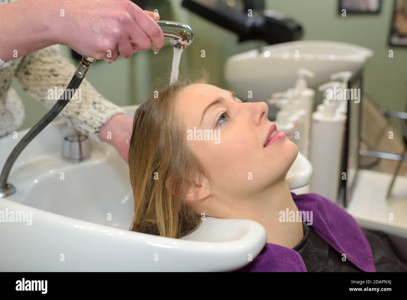 hairdresser washing a womans blond hair Stock Photo - Alamy