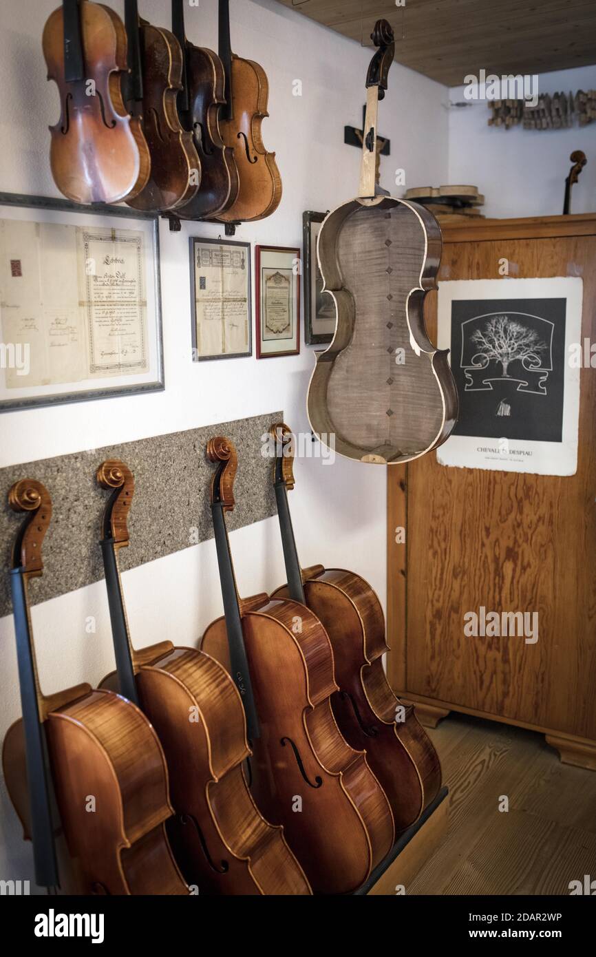 Luthier hi-res stock photography and images - Alamy