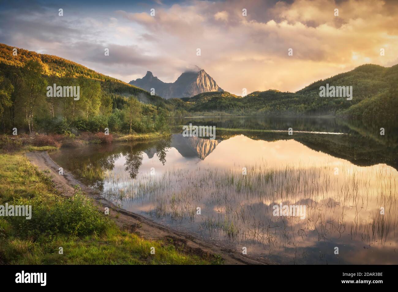 Hills in the evening with mist hi-res stock photography and images - Alamy