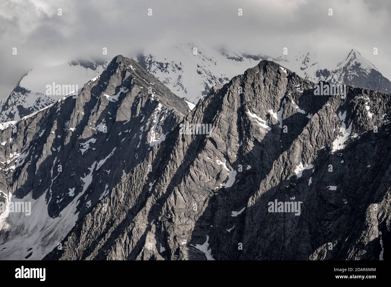 Mountain peaks, snow-covered mountains, dramatic mountain landscape ...