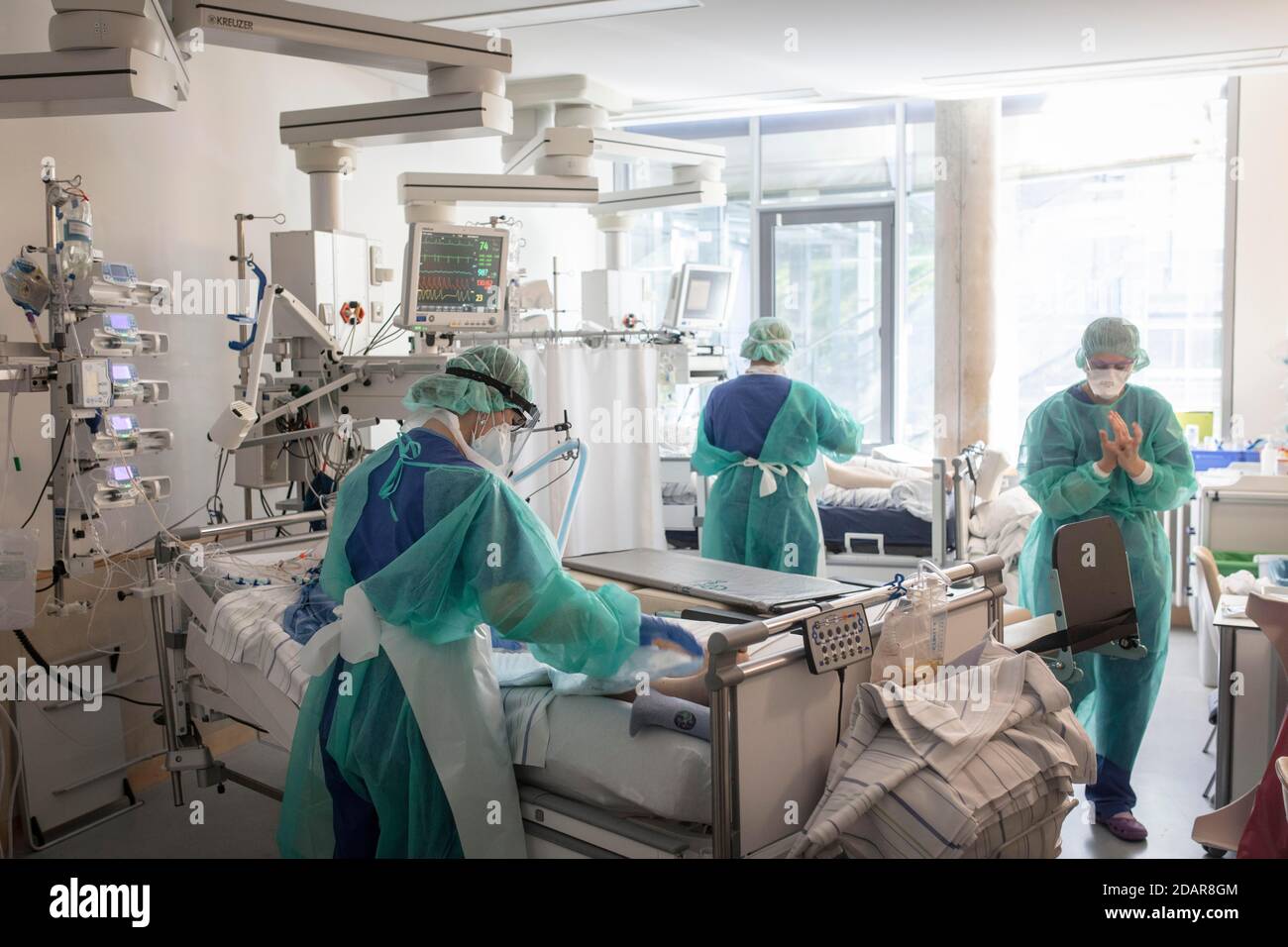 Hospital coronavirus treatment hi-res stock photography and images - Alamy
