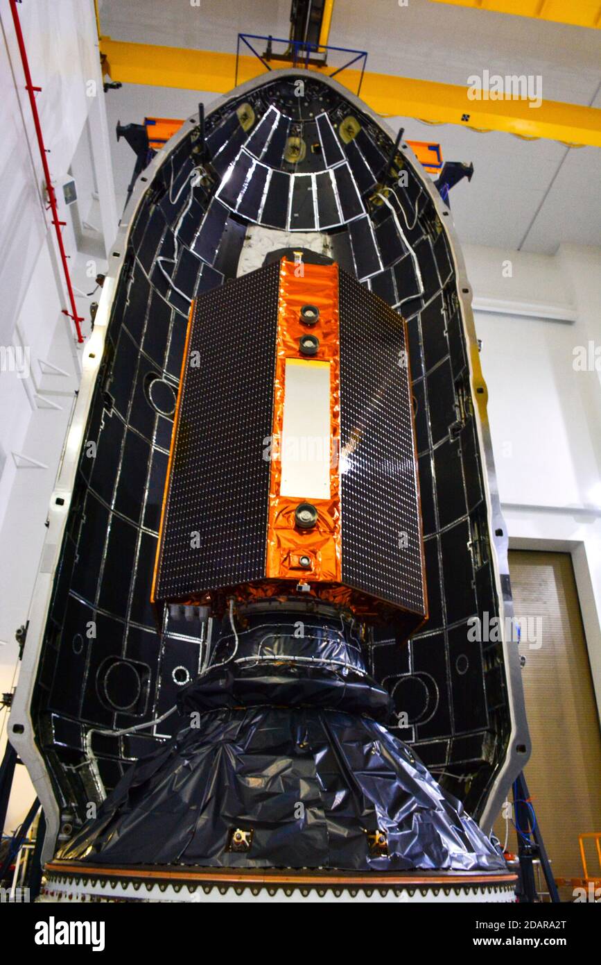 Falcon 9 fairing hi-res stock photography and images - Alamy