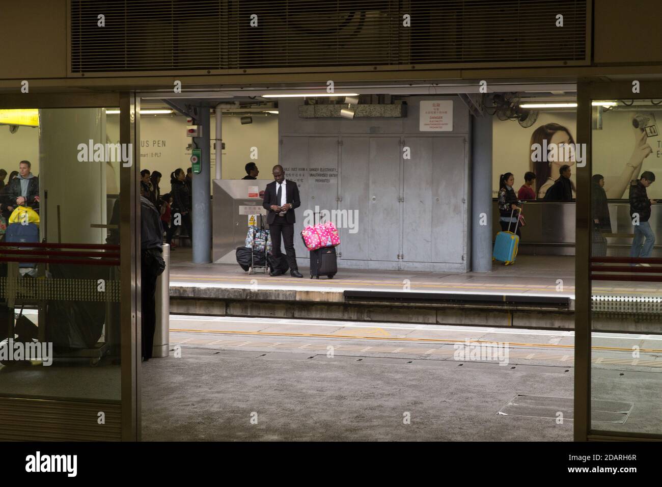 Lo wu station hi-res stock photography and images - Alamy