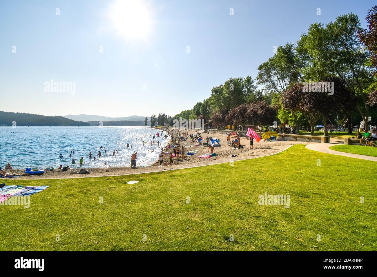 People sunbathe in green park hi-res stock photography and images - Alamy