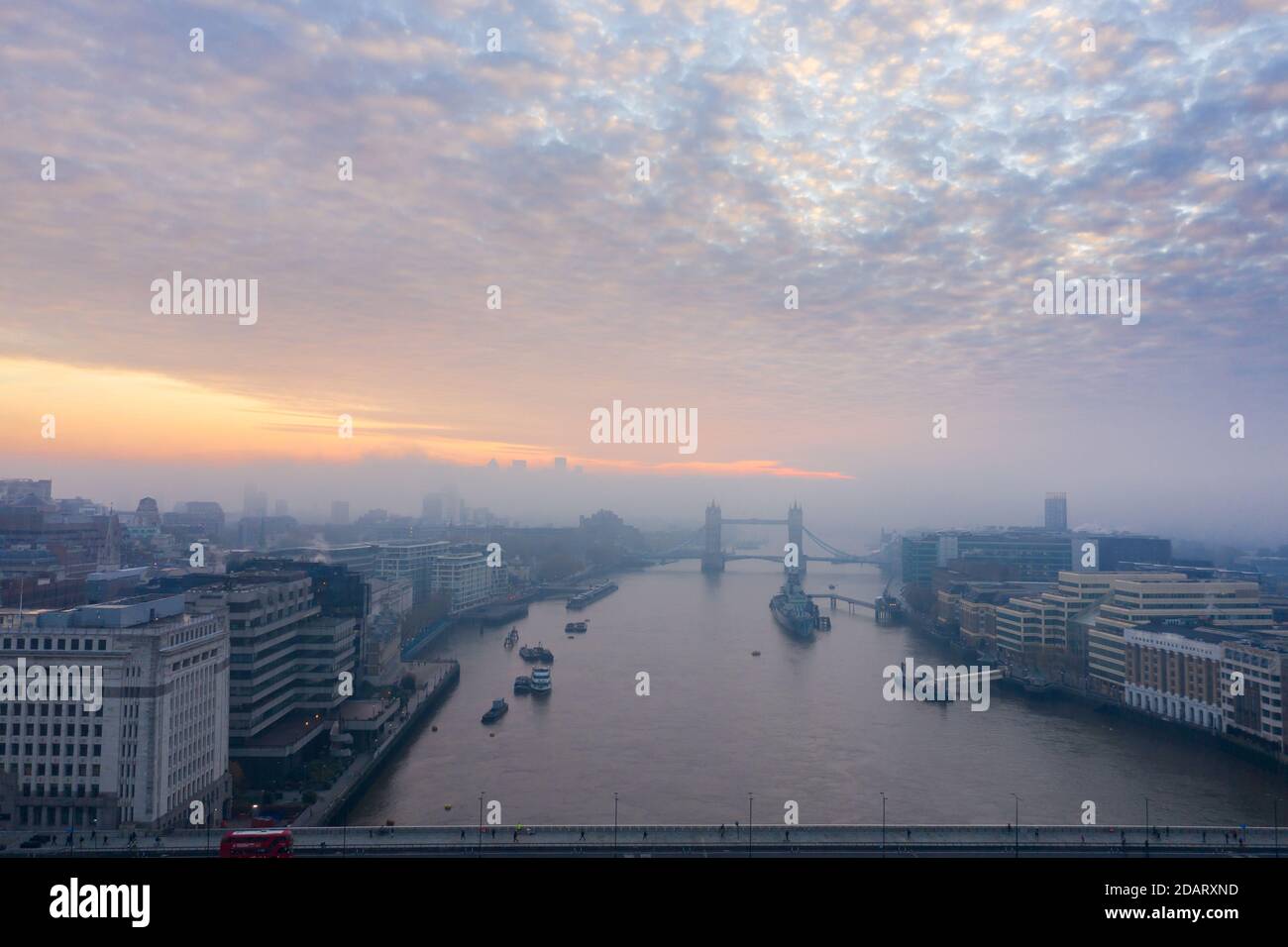 Skyline wallpaper hi-res stock photography and images - Alamy