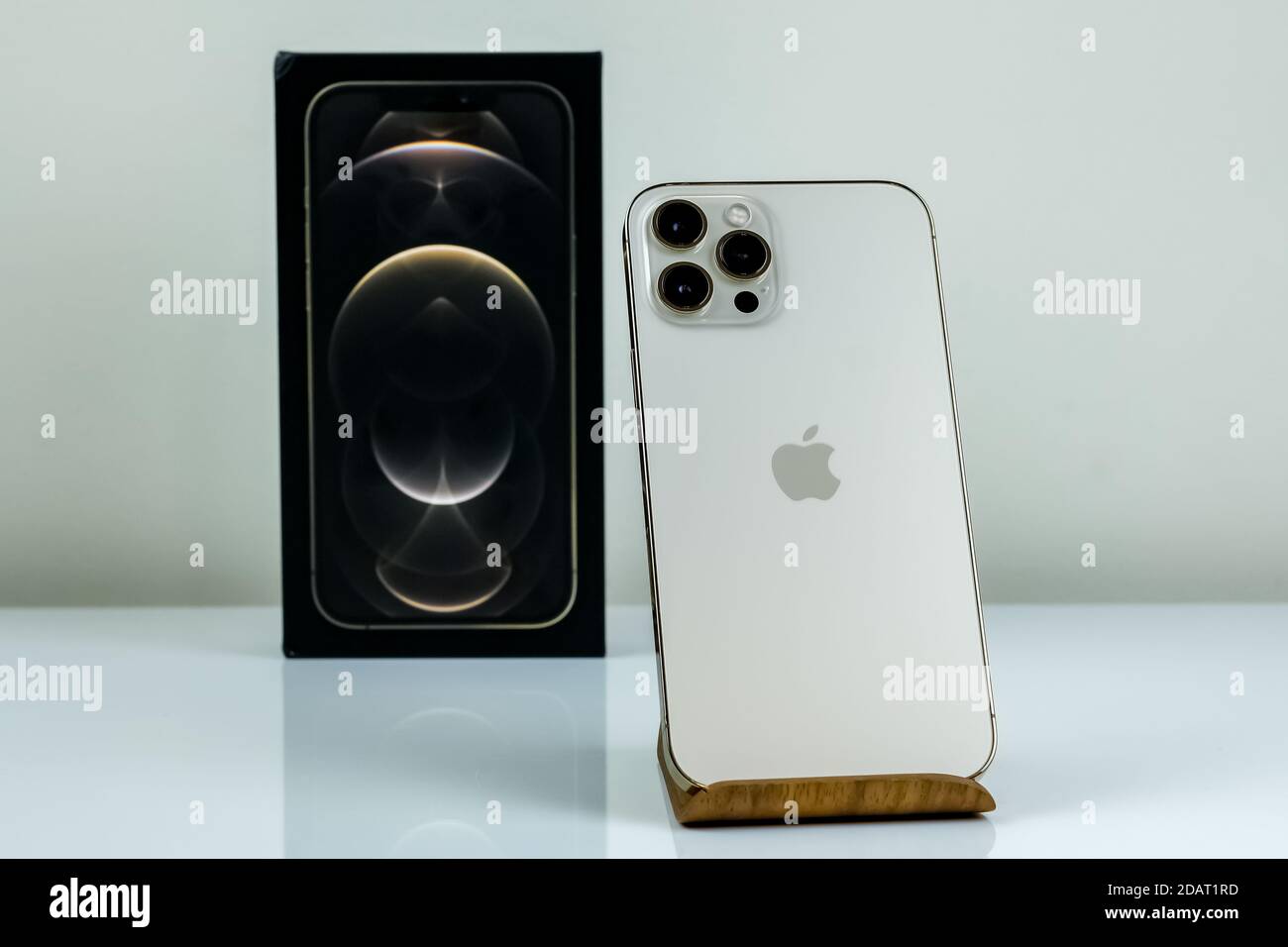 Iphone 12 pro max box hi-res stock photography and images - Alamy