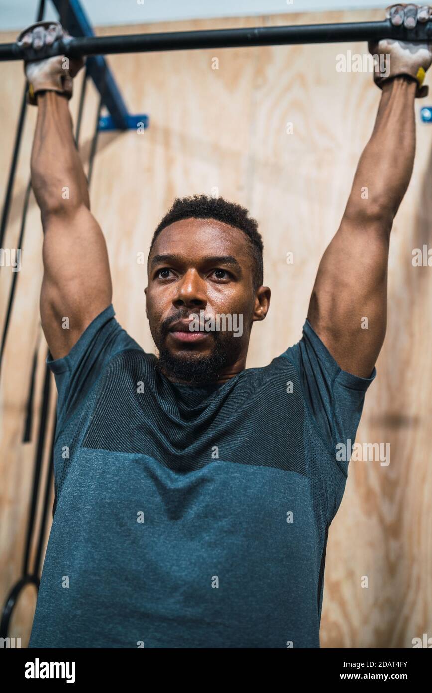 Athletic man doing pull up exercise at the gym Stock Photo - Alamy