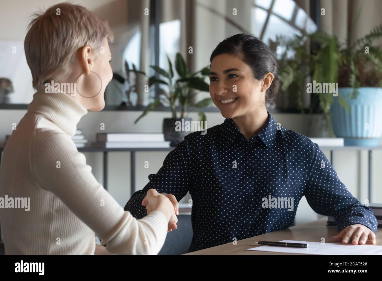 Hand shake handshake indian hi-res stock photography and images - Alamy