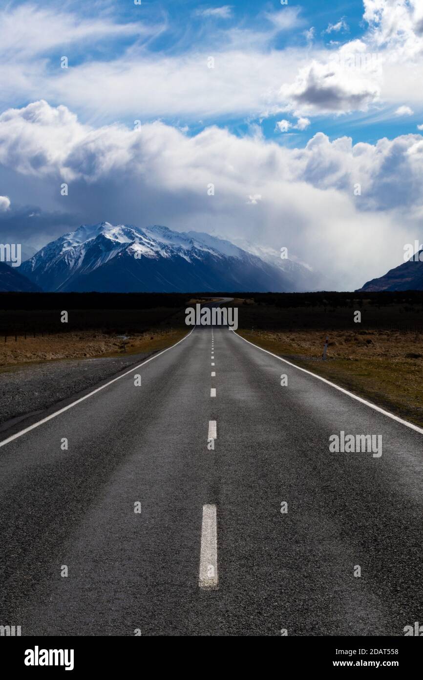 New zealand straight road mountains hi-res stock photography and images ...