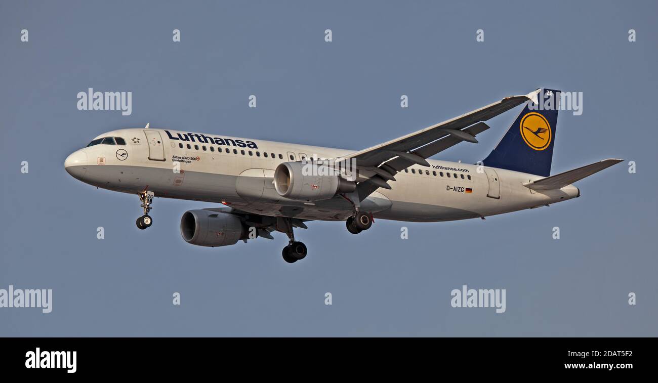 Lufthansa Airbus a320 D-AIZG on final approach to London-Heathrow ...